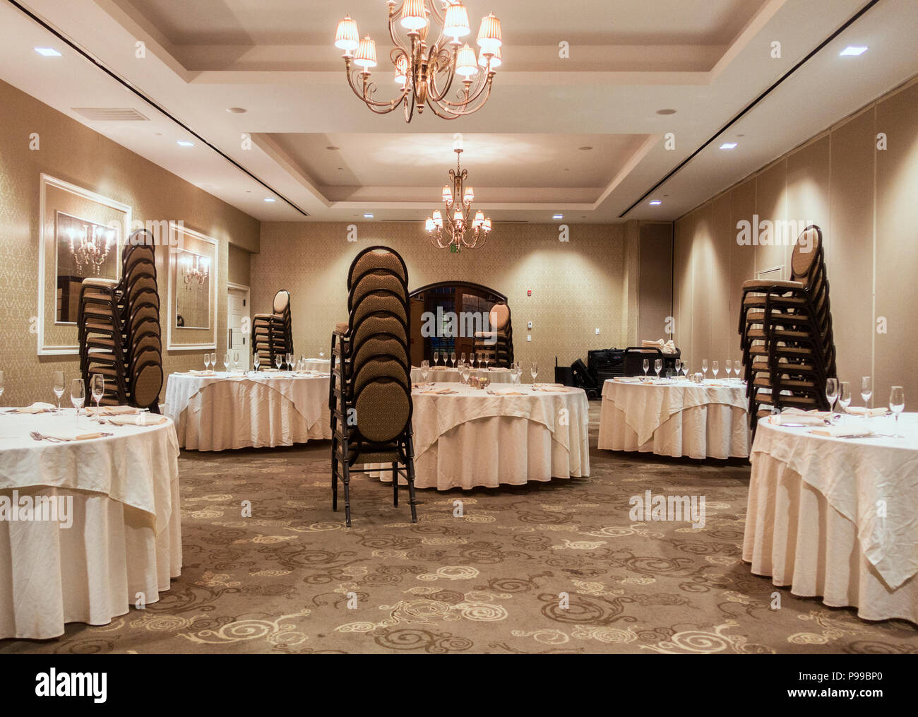 Empty banquet party hall hi-res stock photography and images - Alamy