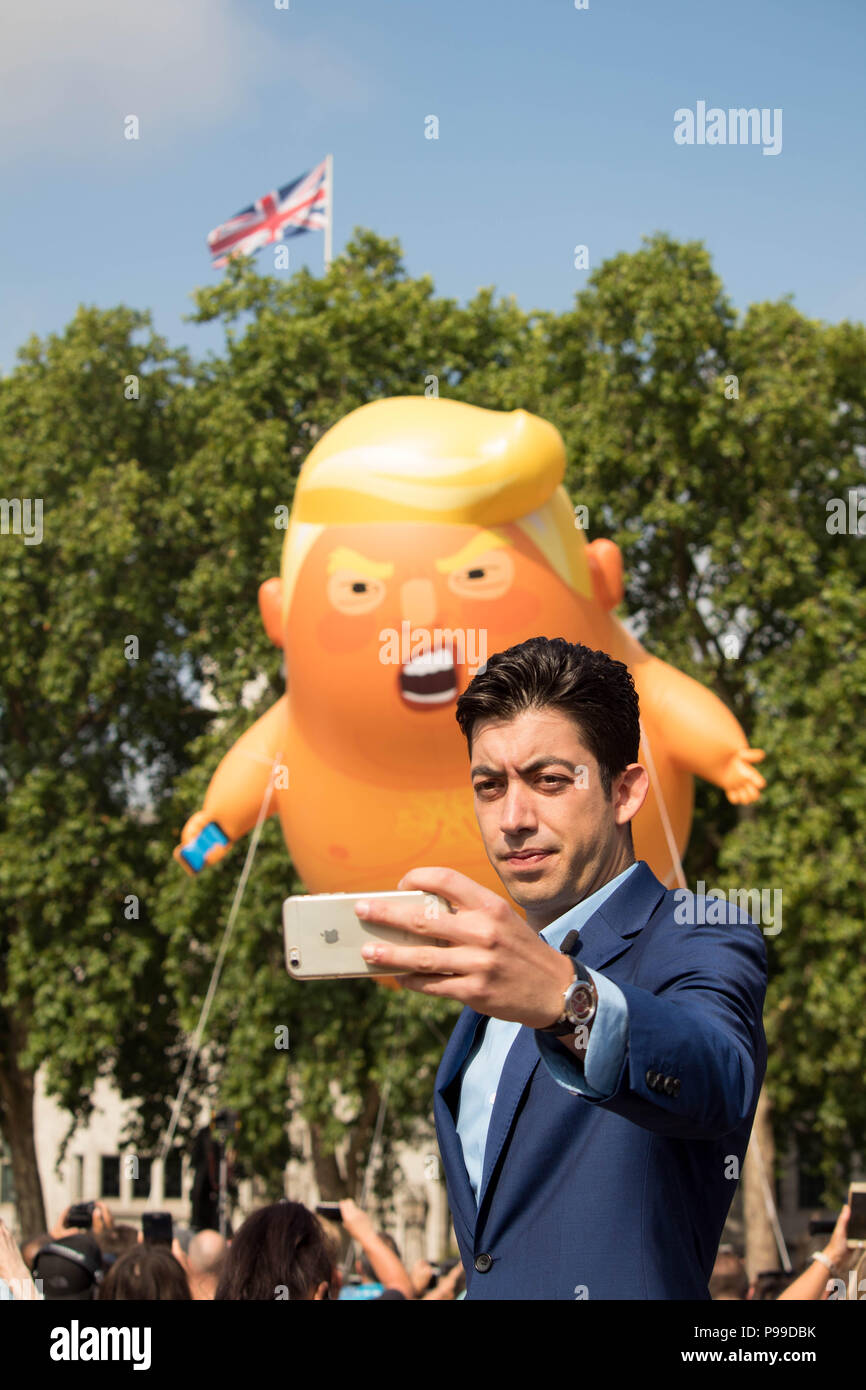 News presenter pausing for selfie a‘STOP TRUMP’ protests, Parliament ...
