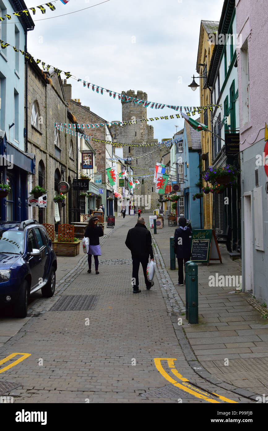 Caernarfon town narrow street hi-res stock photography and images - Alamy