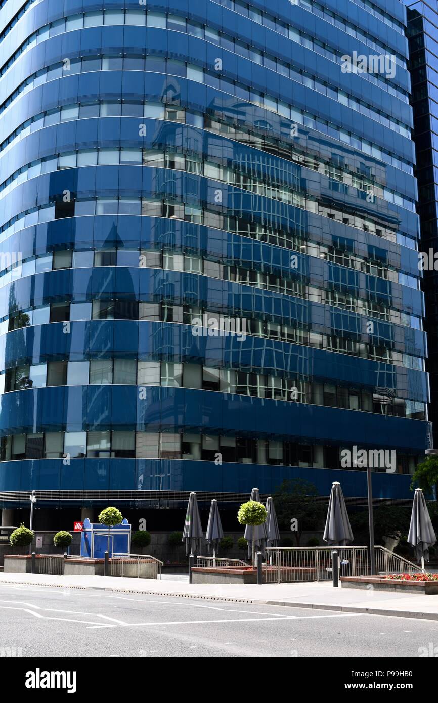 Curved office building hi-res stock photography and images - Alamy