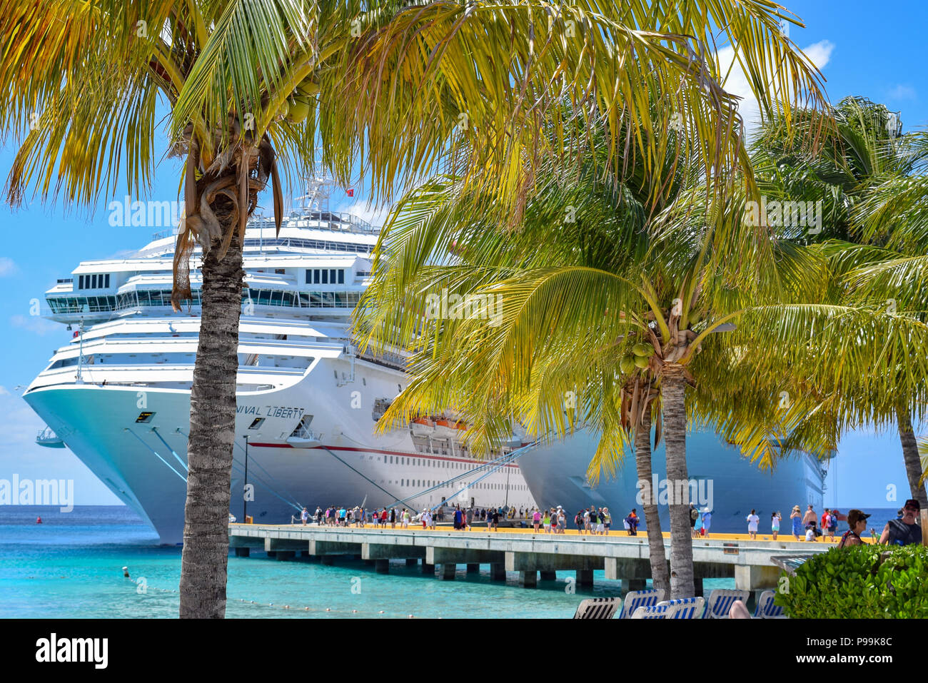 Cruise center hi-res stock photography and images - Alamy