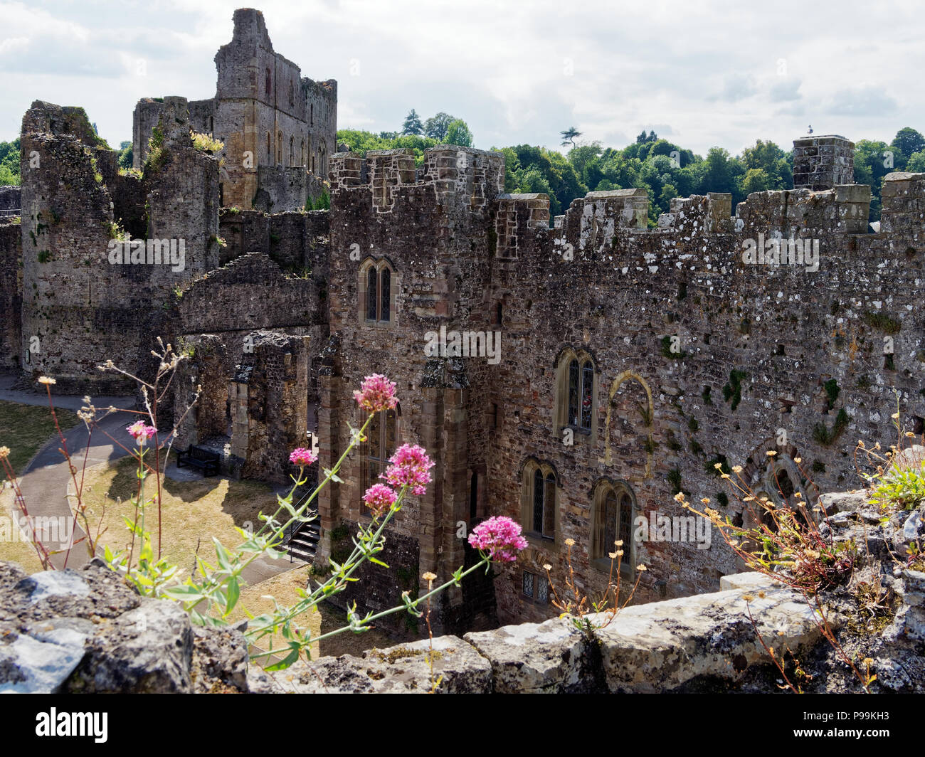Uk castles with flowers hi-res stock photography and images - Alamy