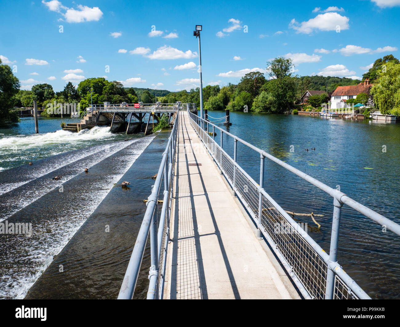 Wier, Hambleden Lock and Weir, River Thames, Berkshire, England, UK, GB ...