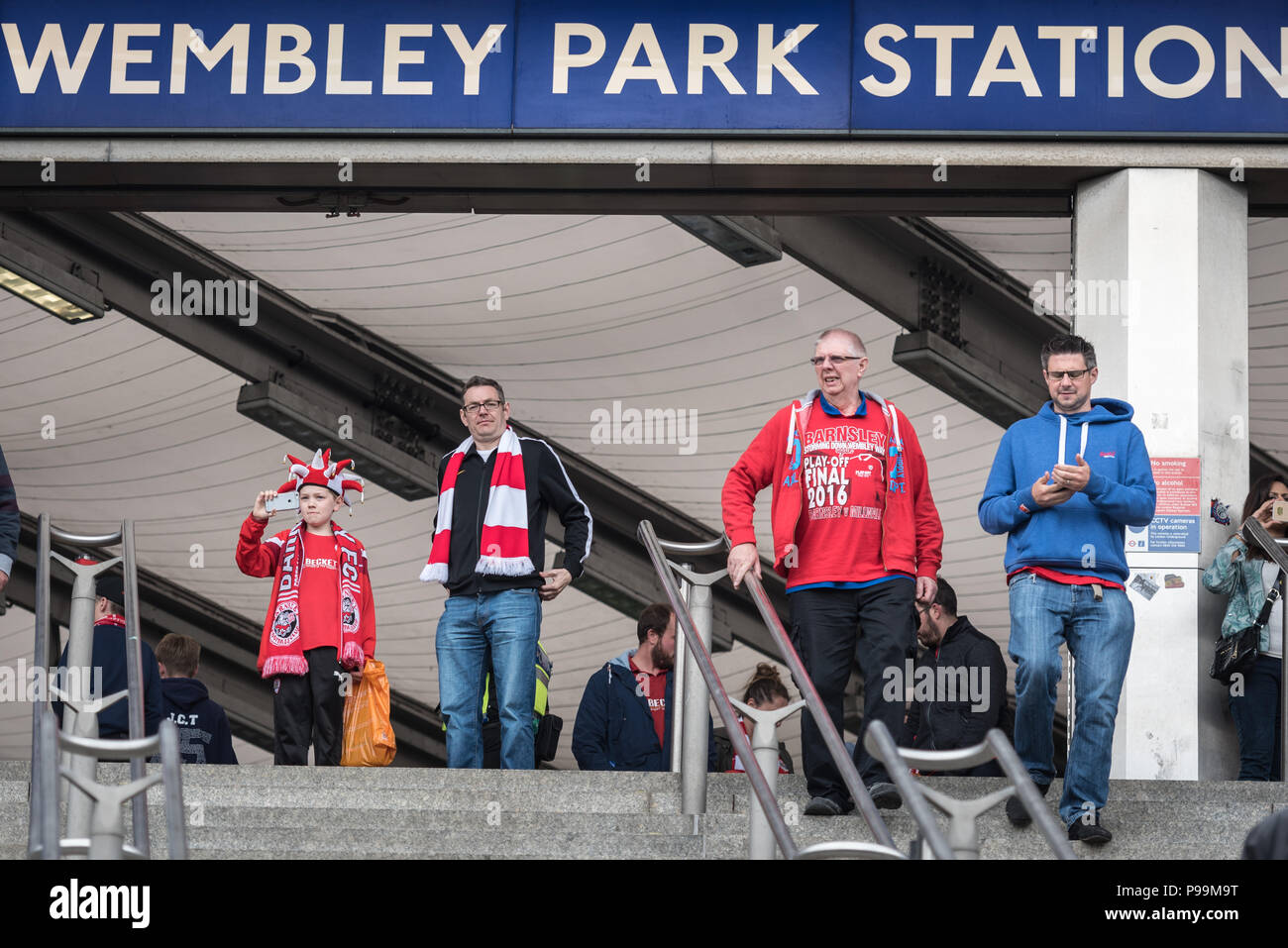 Barnsley fc hi-res stock photography and images - Alamy