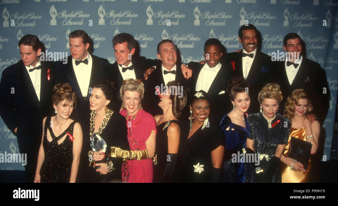 BEVERLY HILLS, CA - MARCH 17: Actor Kyle Chandler (R) and cast of ...