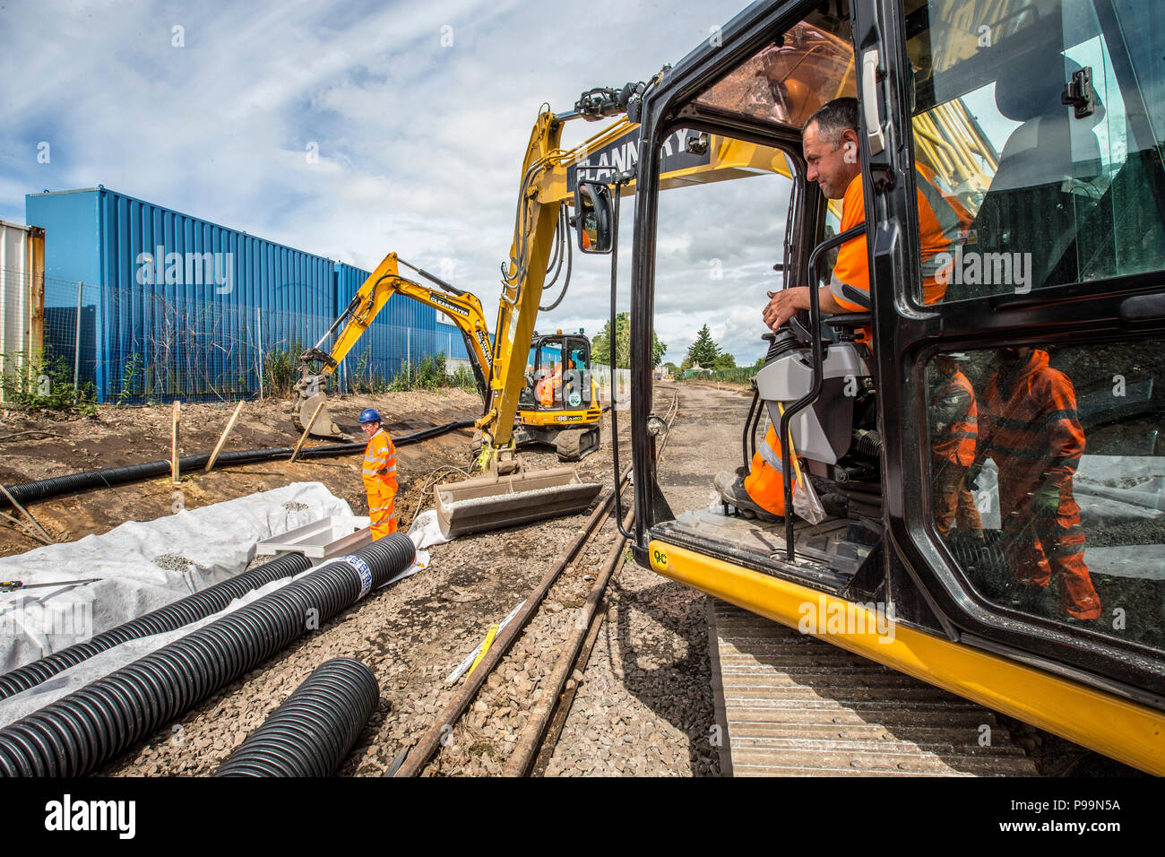Construction workers uk hi-res stock photography and images - Alamy