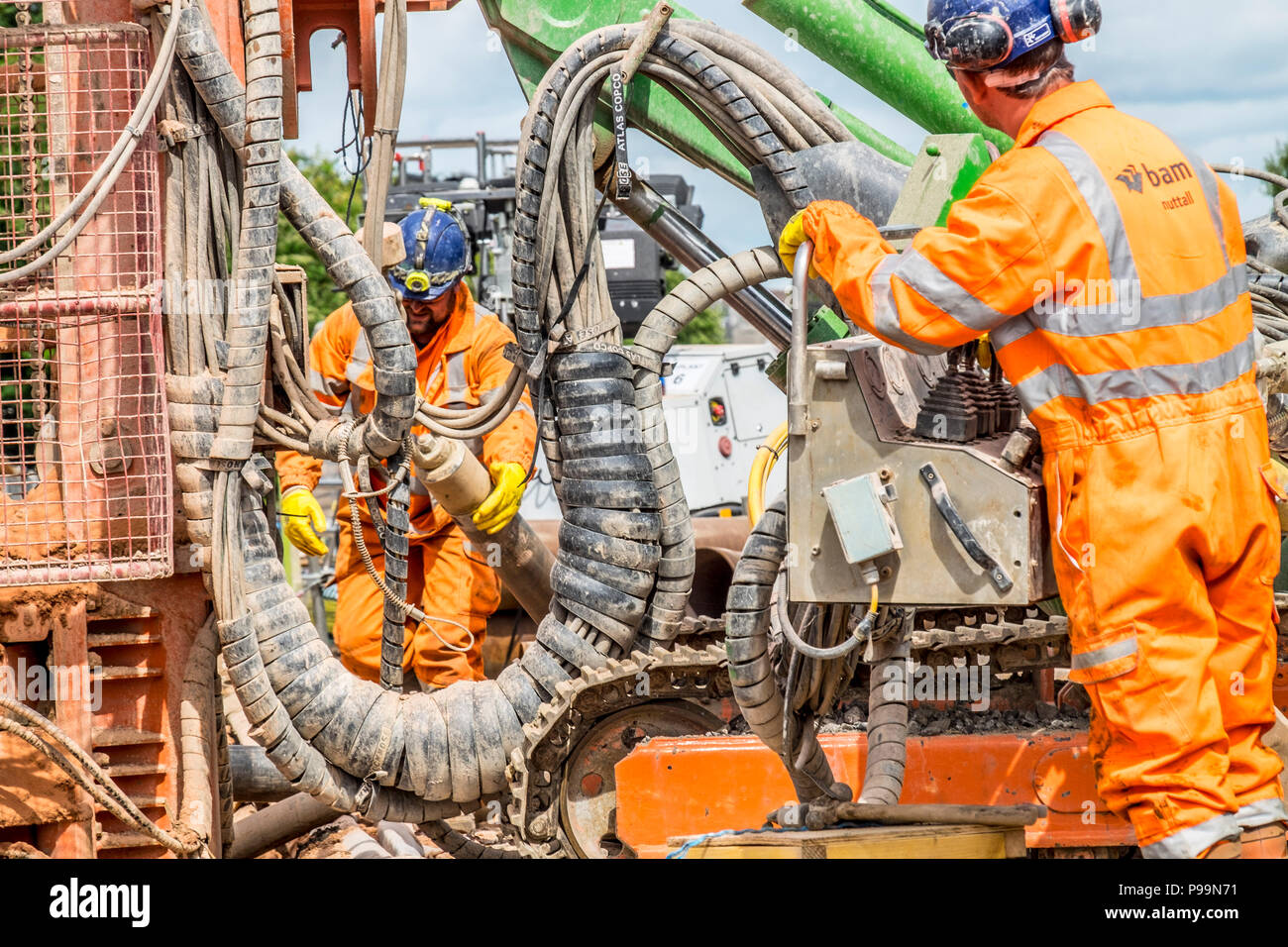 Construction workers uk hi-res stock photography and images - Alamy