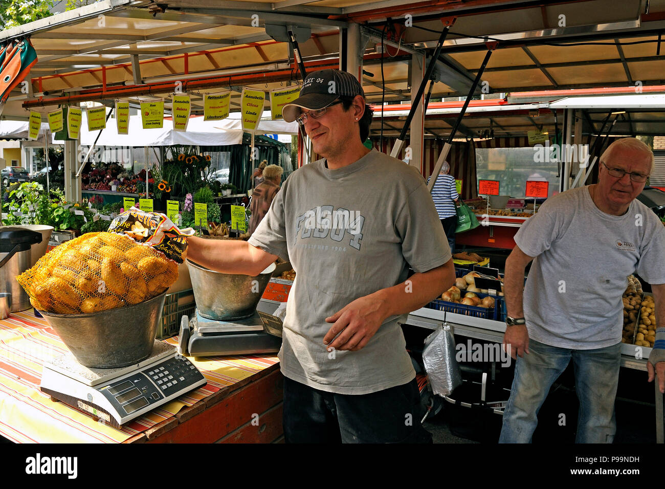 Weekly market hi-res stock photography and images - Alamy