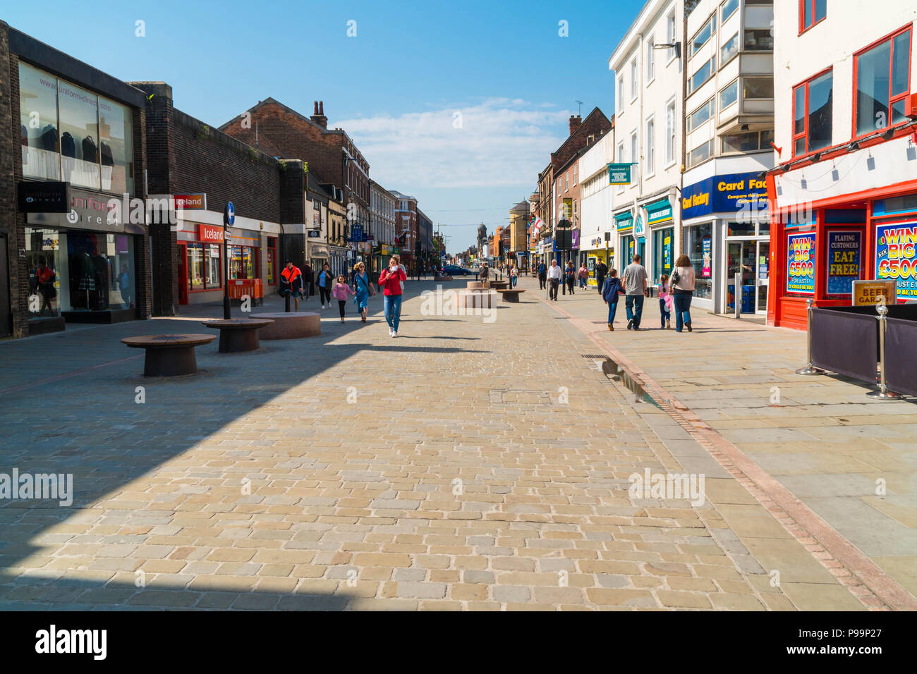 Crowd high street shopping uk 2018 hi-res stock photography and images ...