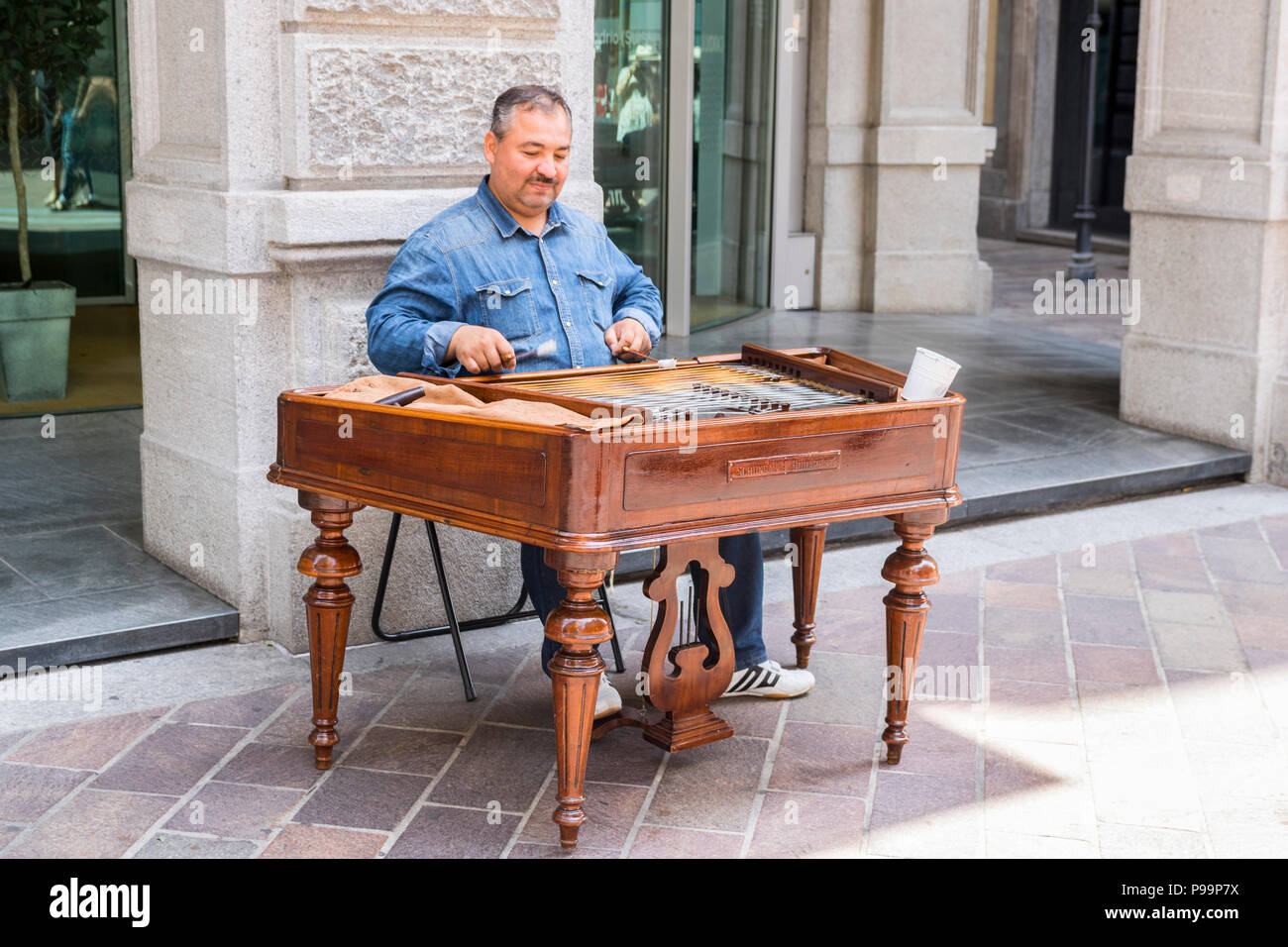 Struck zither hi-res stock photography and images - Alamy