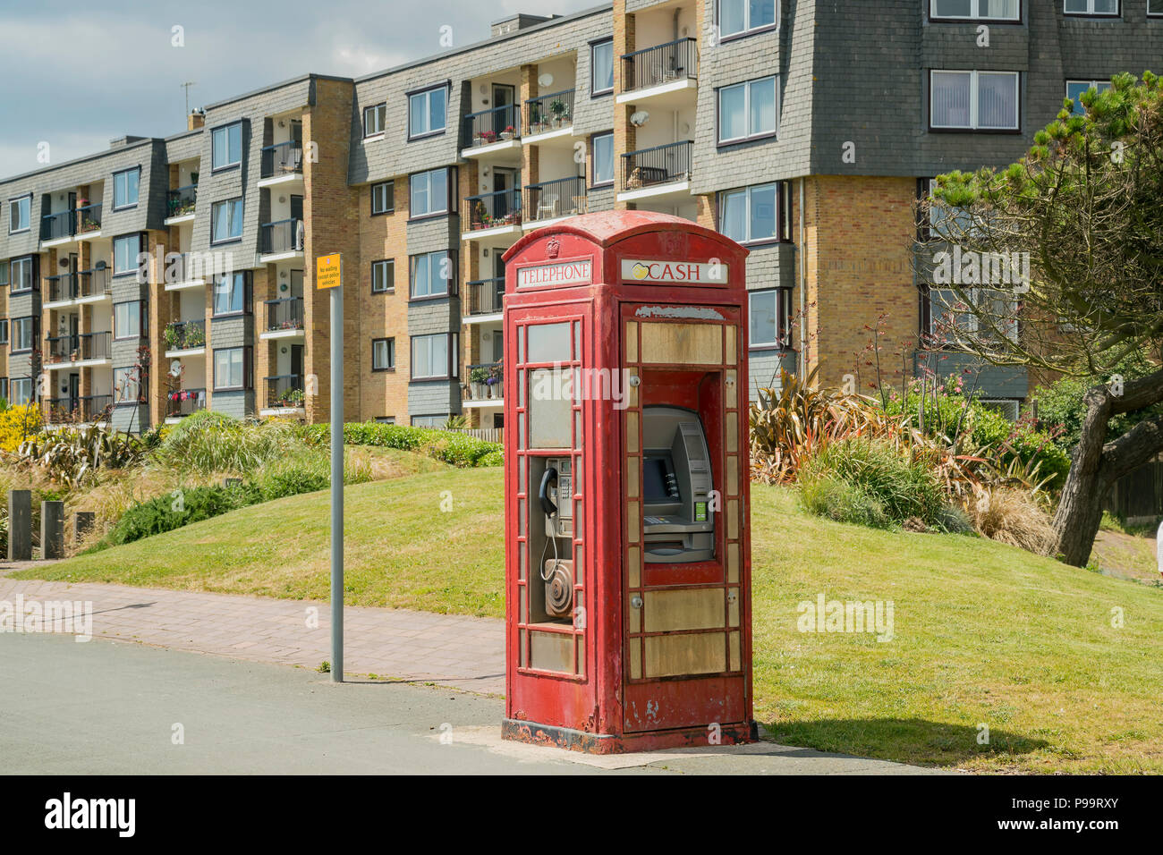 Atm booth hi-res stock photography and images - Alamy