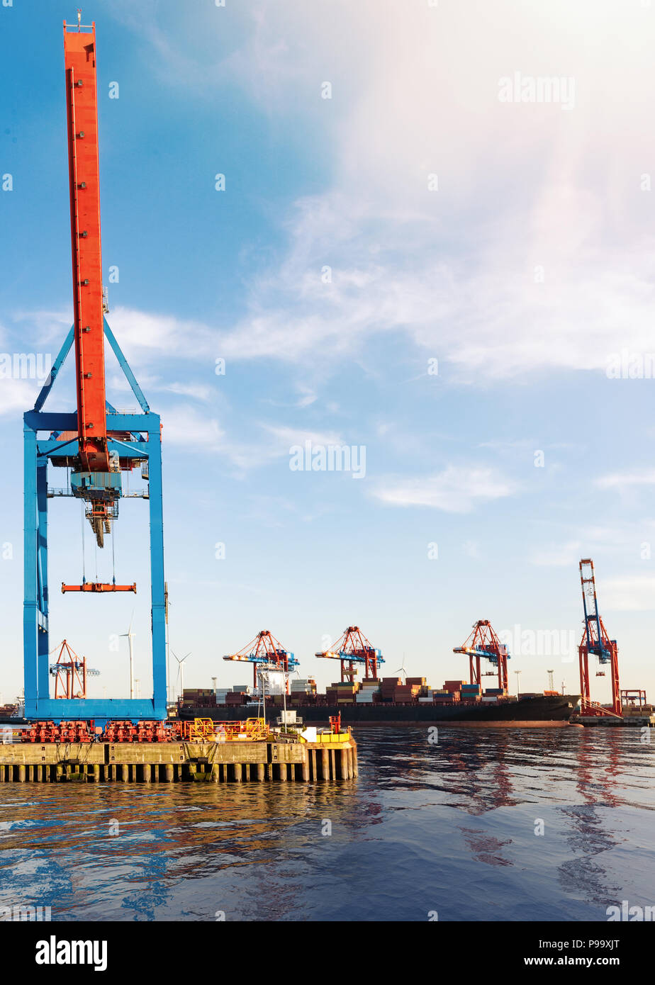 Shipping container crane hi-res stock photography and images - Alamy