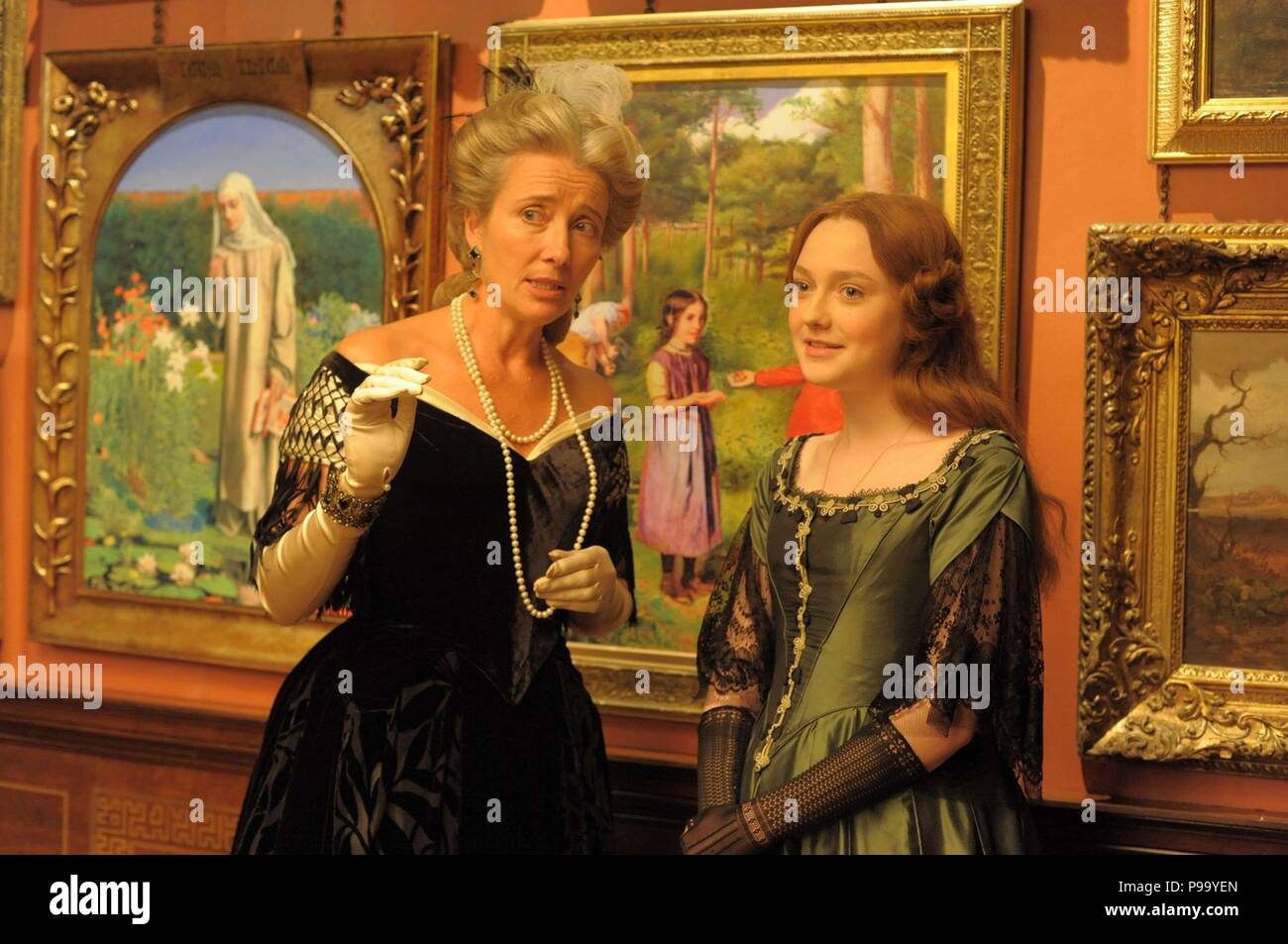 Effie gray dakota fanning hi-res stock photography and images - Alamy