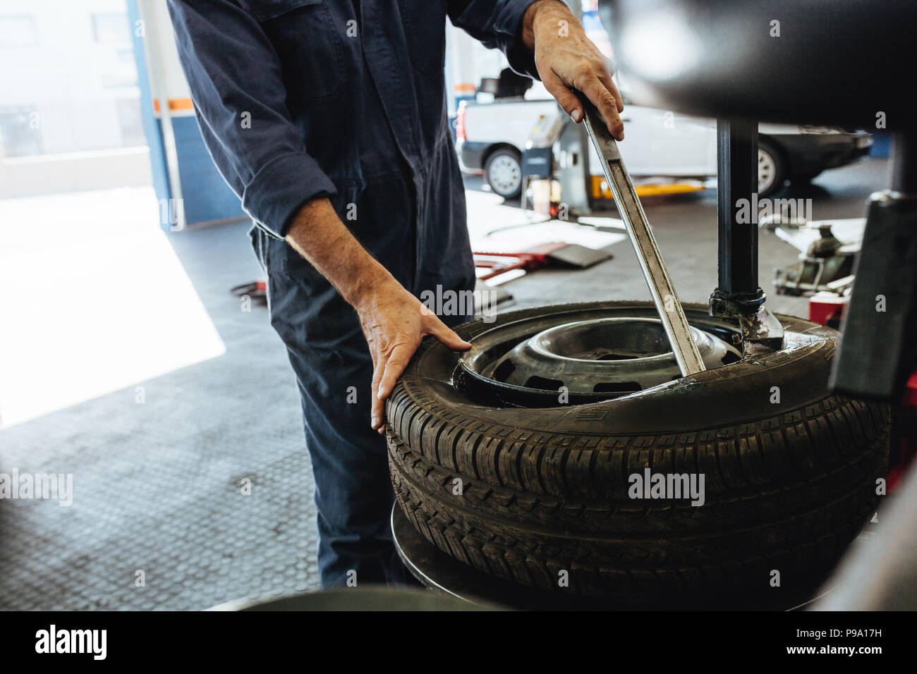 Worker repair hi-res stock photography and images - Alamy