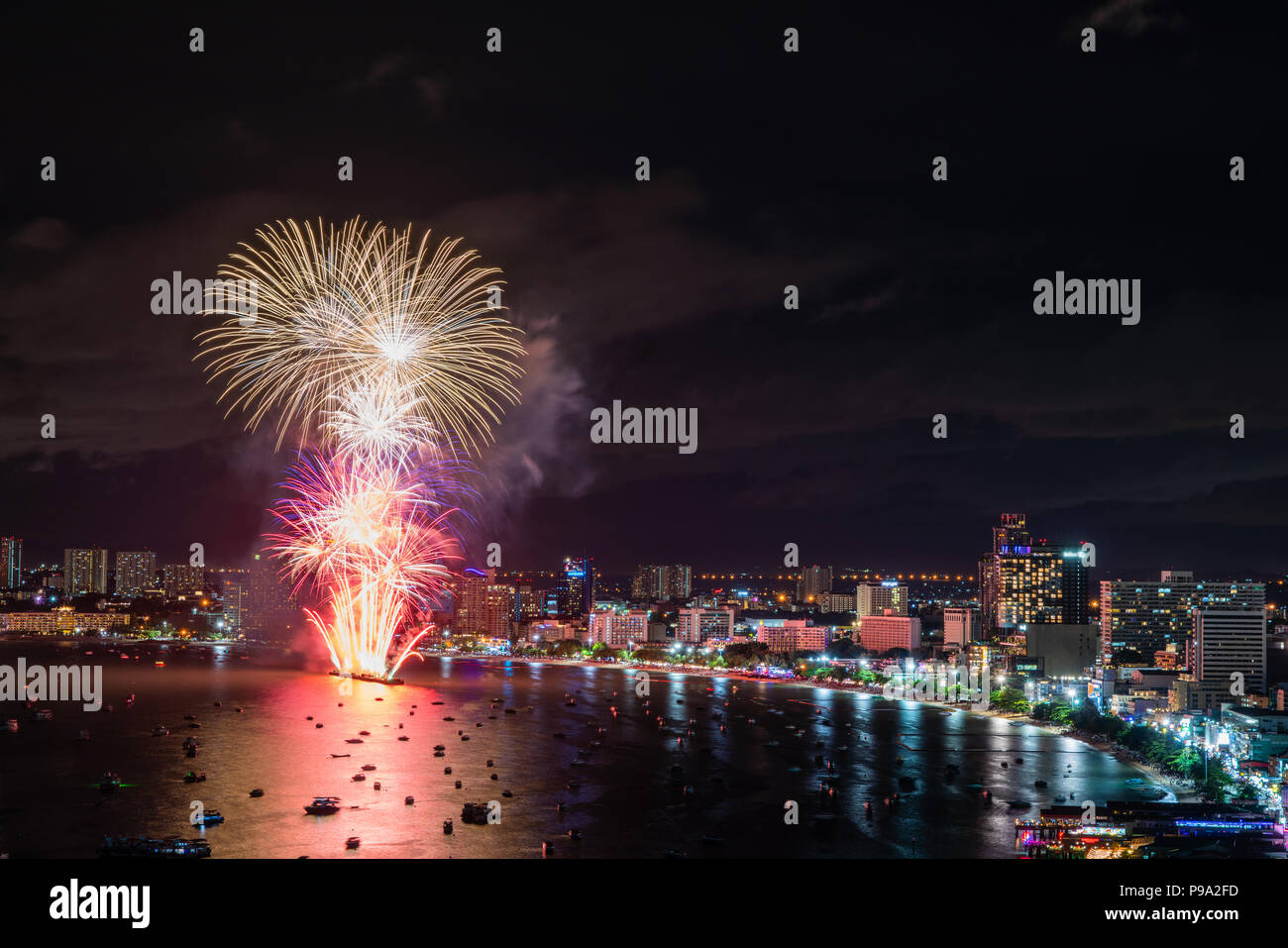 Fireworks display in sea pattaya hi-res stock photography and images ...