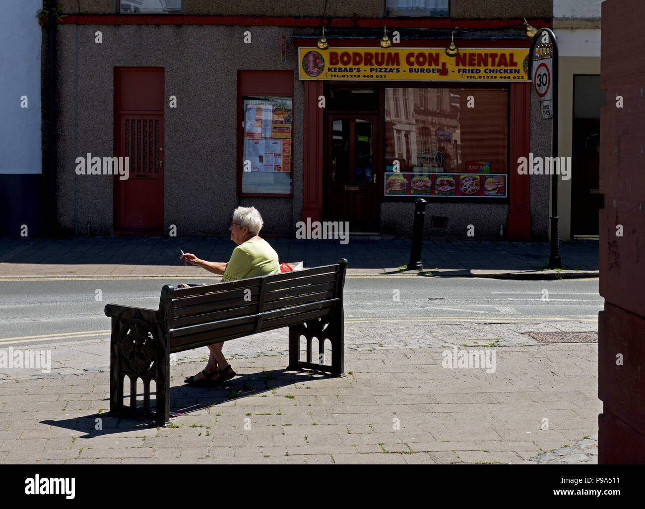 Smoking bench hi-res stock photography and images - Alamy