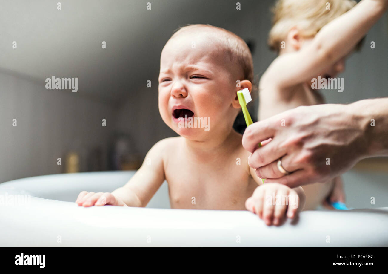 Children crying dad hi-res stock photography and images - Alamy