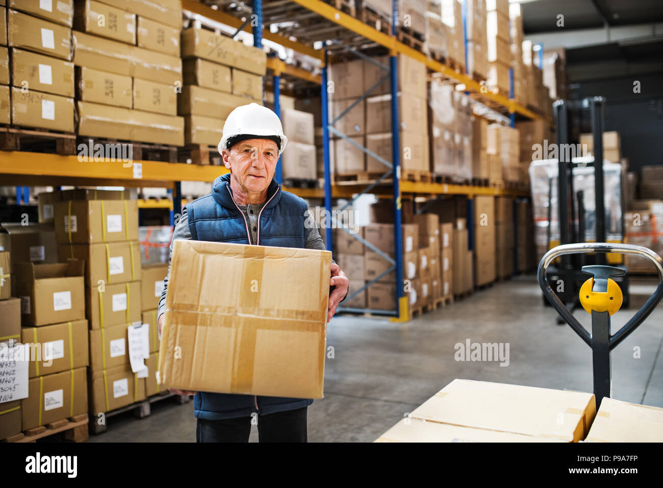 Man unloading boxes warehouse hi-res stock photography and images - Alamy