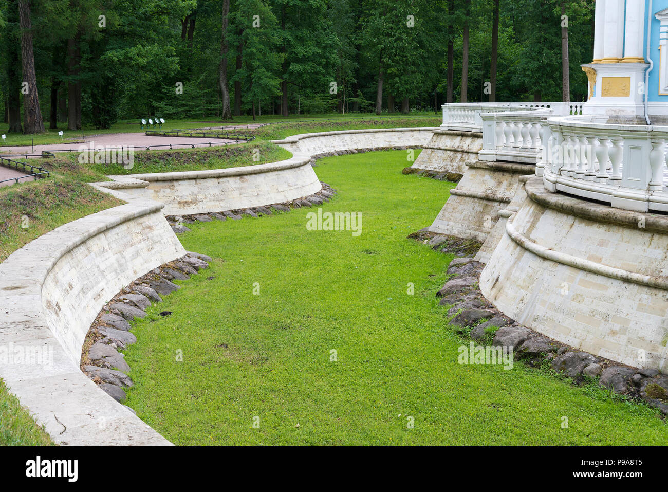 Moat around building hi-res stock photography and images - Alamy