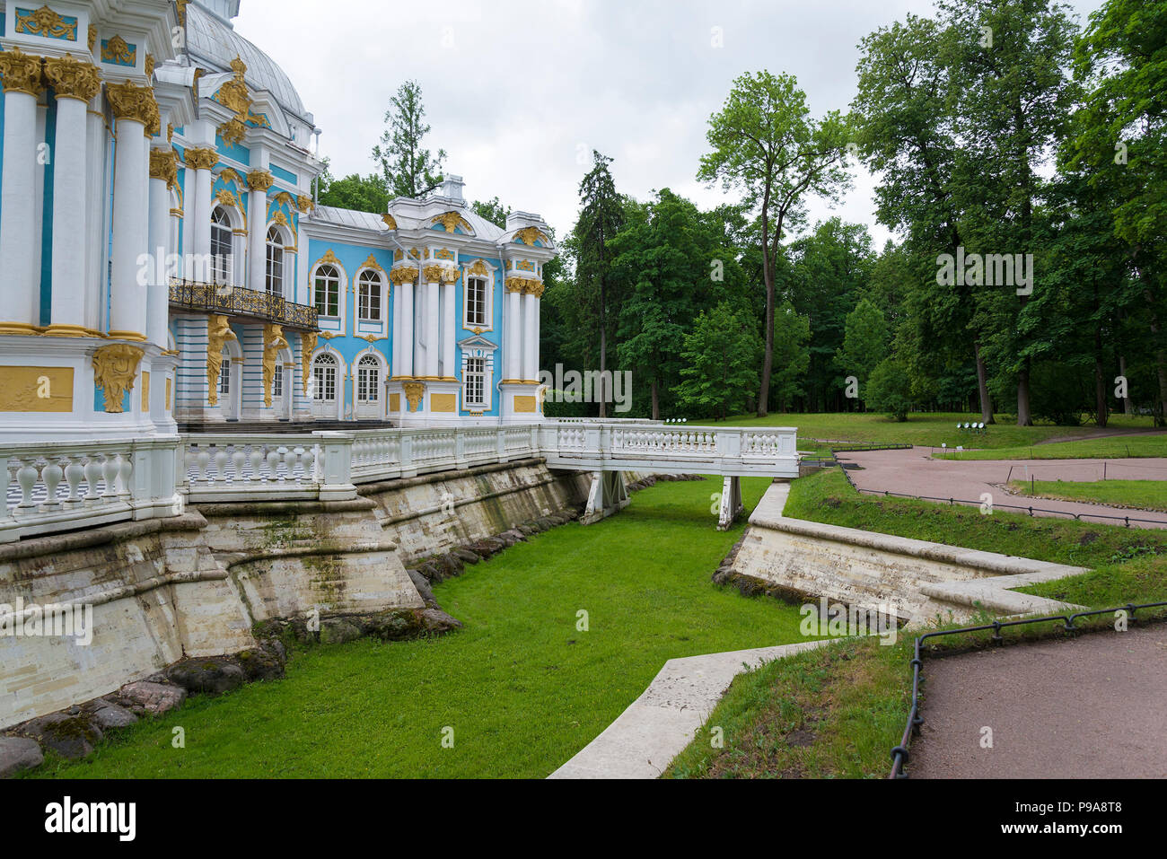Moat around building hi-res stock photography and images - Alamy