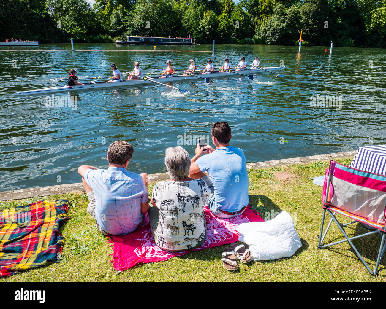 Henley regatta spectators hi-res stock photography and images - Alamy