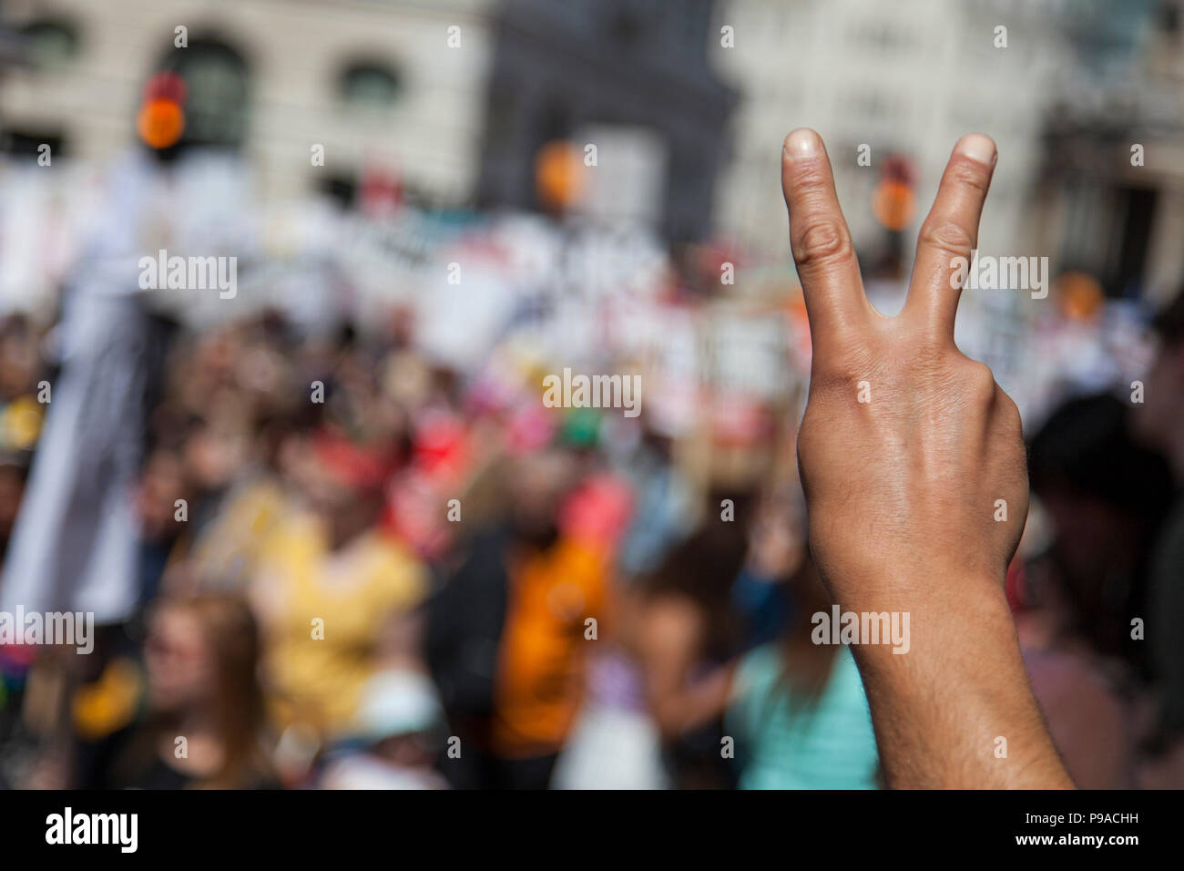 Peace demonstration hand hi-res stock photography and images - Alamy