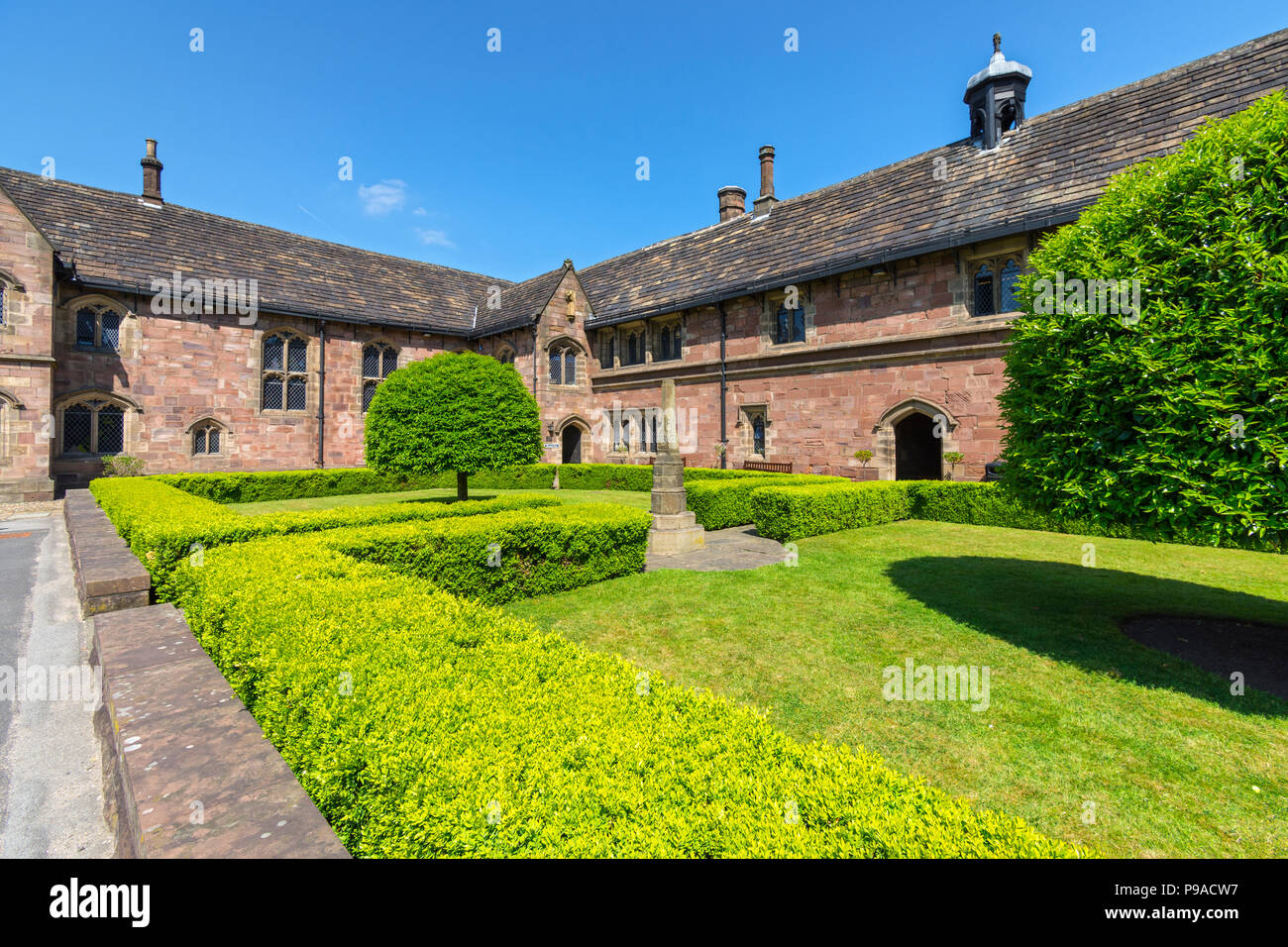 Medieval courtyard architecture hi-res stock photography and images - Alamy