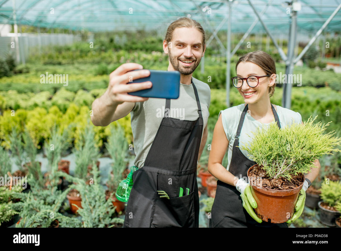 Couple gardeners working hi-res stock photography and images - Alamy