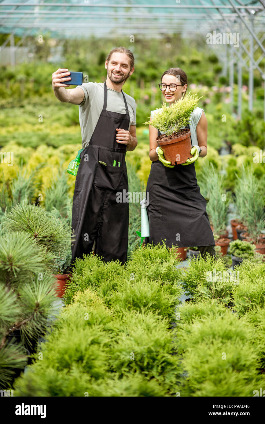 Couple gardeners working hi-res stock photography and images - Alamy