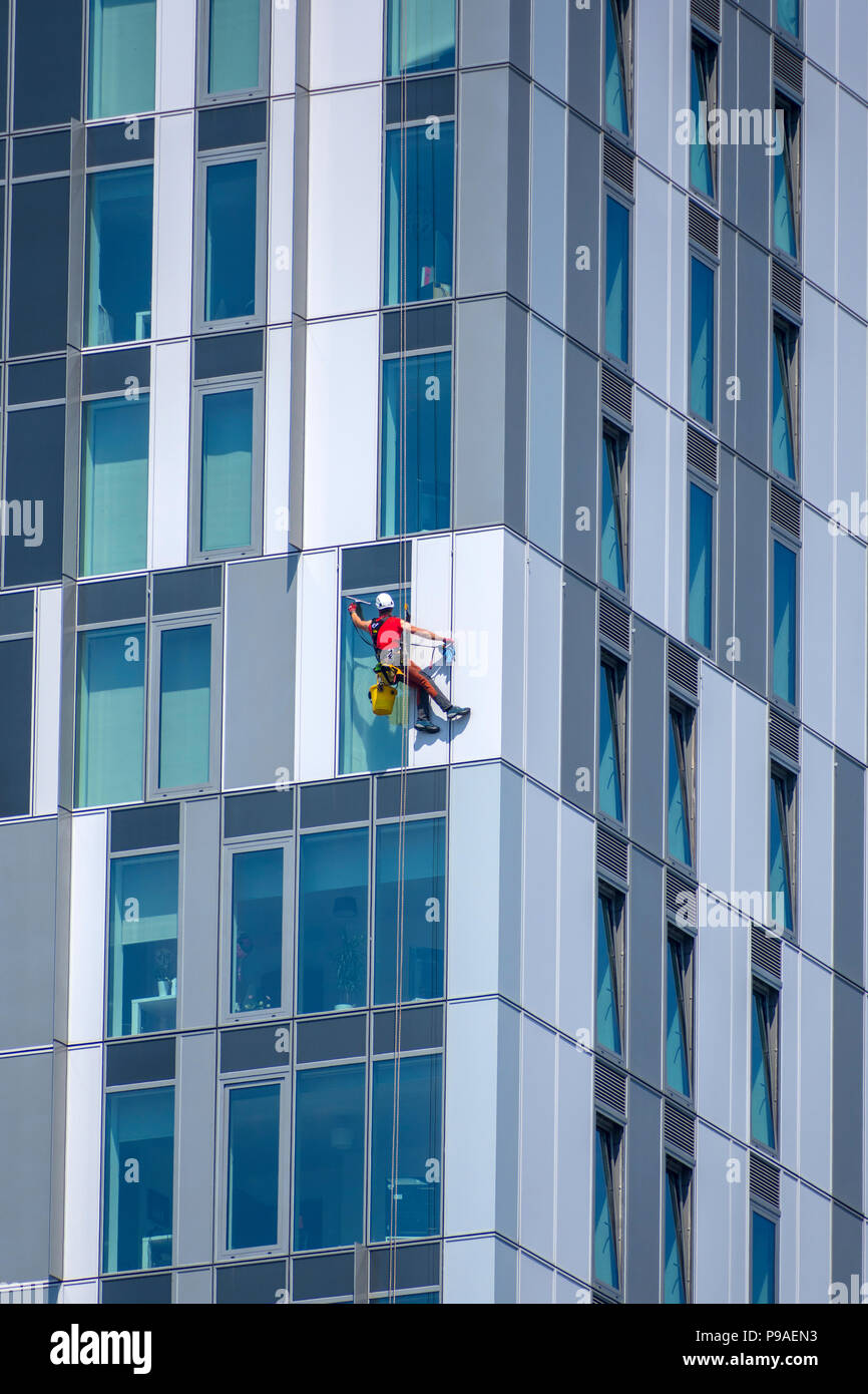 Skyscraper window cleaner hi-res stock photography and images - Alamy