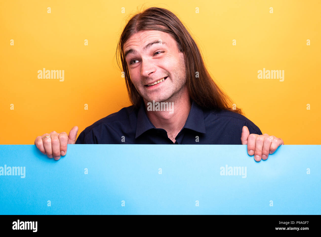 Man cardboard sign hi-res stock photography and images - Alamy