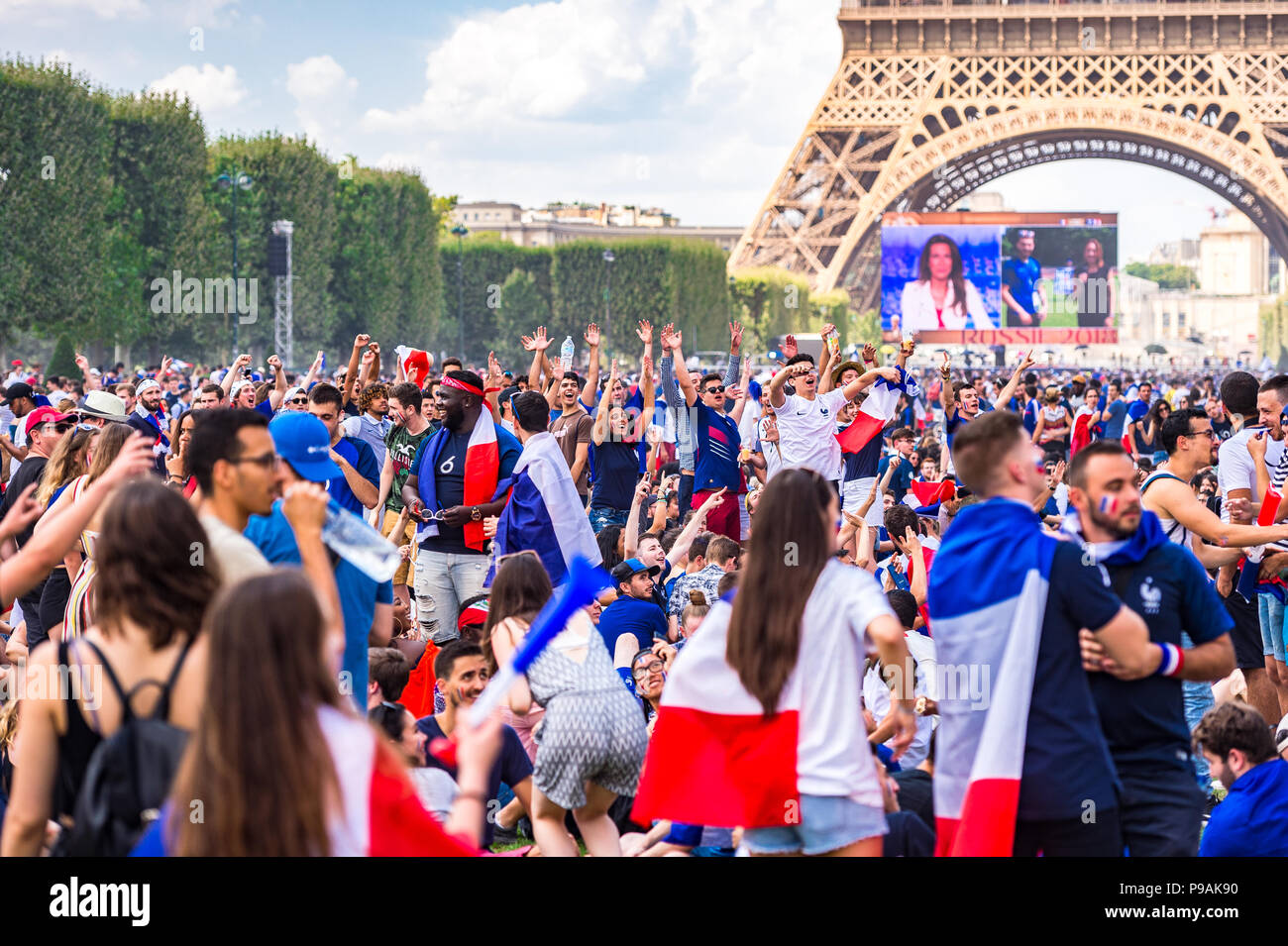 Paris, France. 15th July, 2018. Large crowds turn out in Paris to watch ...