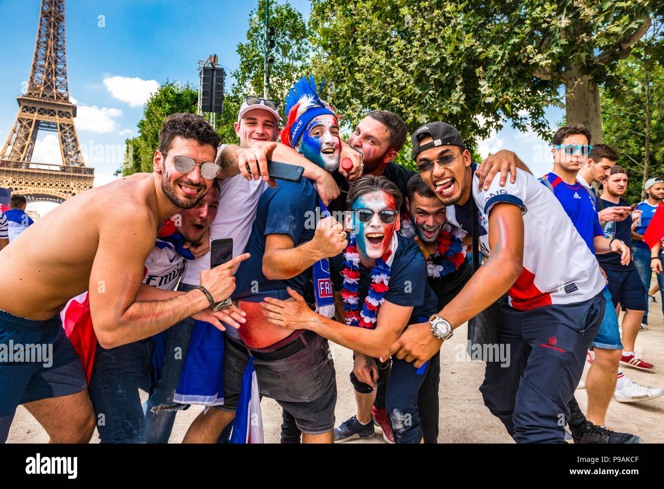 Paris, France. 15th July, 2018. Large crowds turn out in Paris to watch ...
