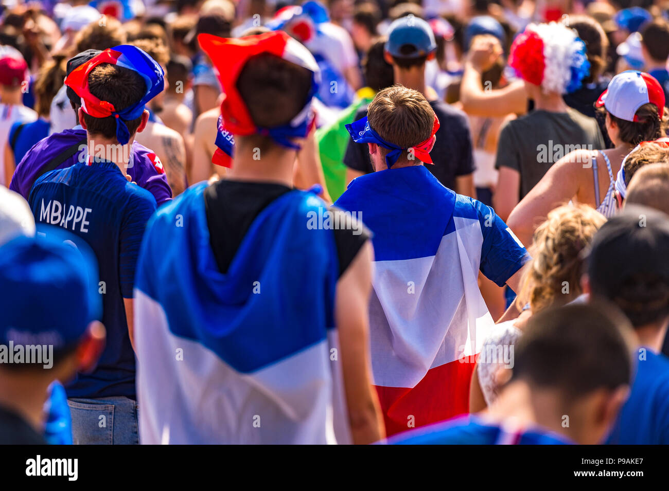 Paris, France. 15th July, 2018. Large crowds turn out in Paris to watch ...