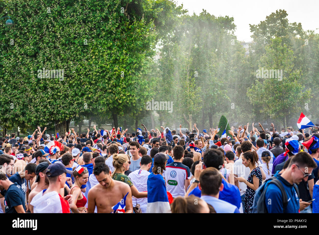 Paris, France. 15th July, 2018. Large crowds turn out in Paris to watch ...