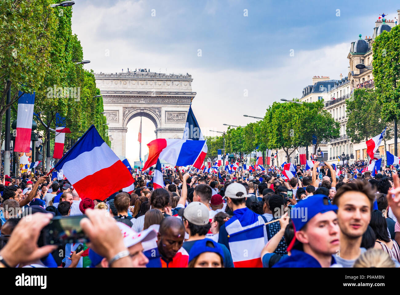 Paris, France. 15th July, 2018. Large crowds turn out in Paris to watch ...