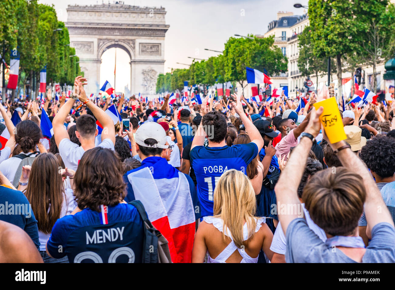Paris, France. 15th July, 2018. Large crowds turn out in Paris to watch ...