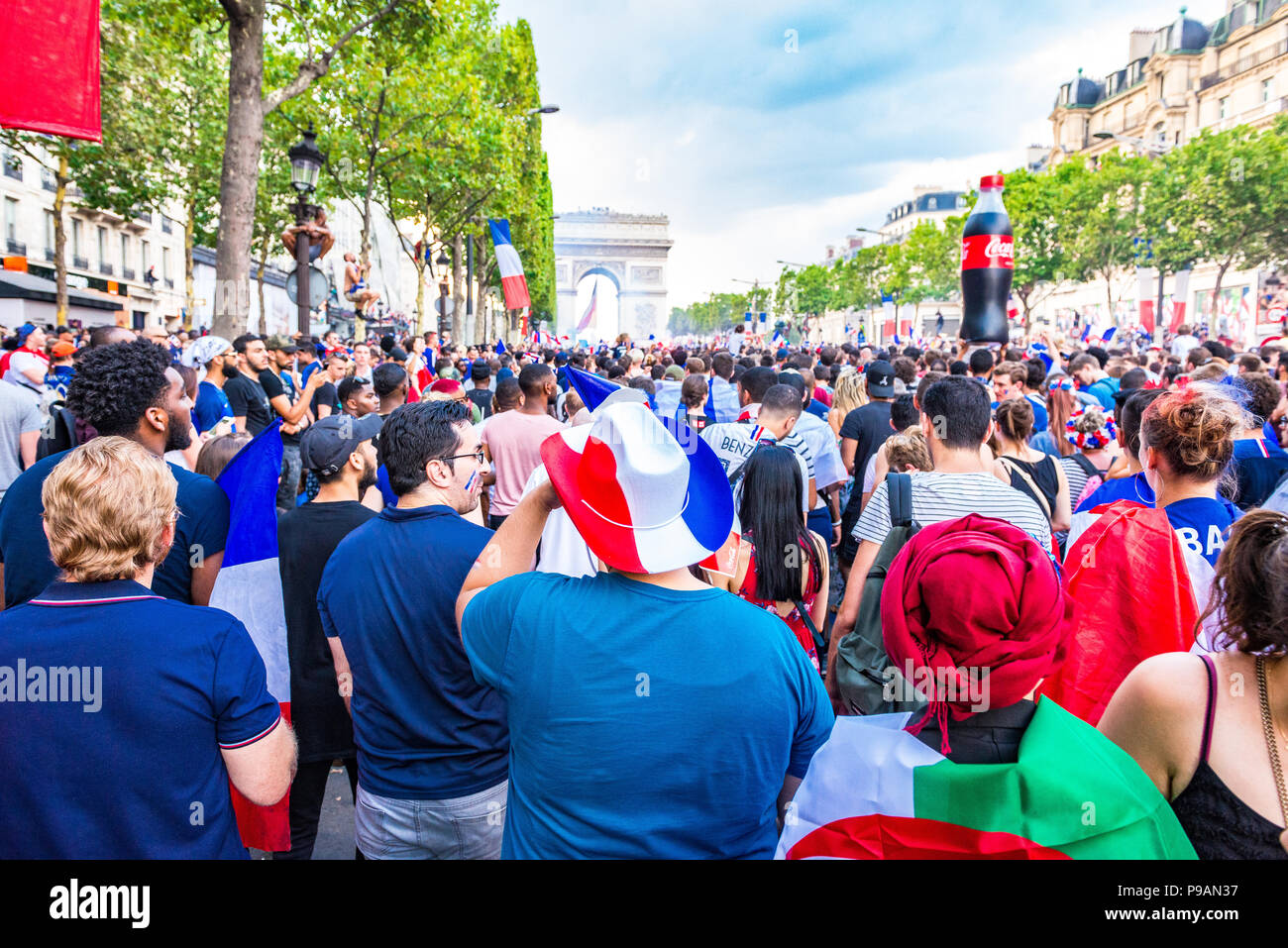Paris, France. 15th July, 2018. Large crowds turn out in Paris to watch ...