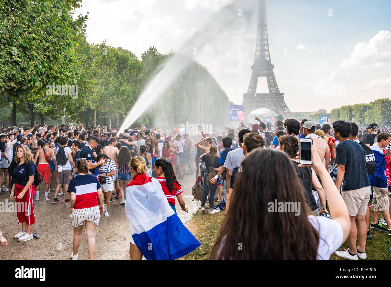 Paris, France. 15th July, 2018. Large crowds turn out in Paris to watch ...