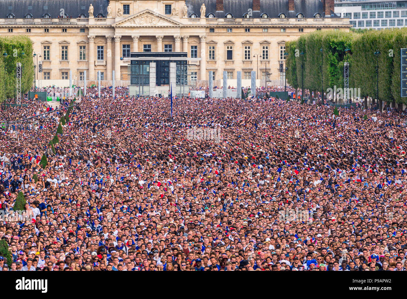Paris, France. 15th July, 2018. Large crowds turn out in Paris to watch ...
