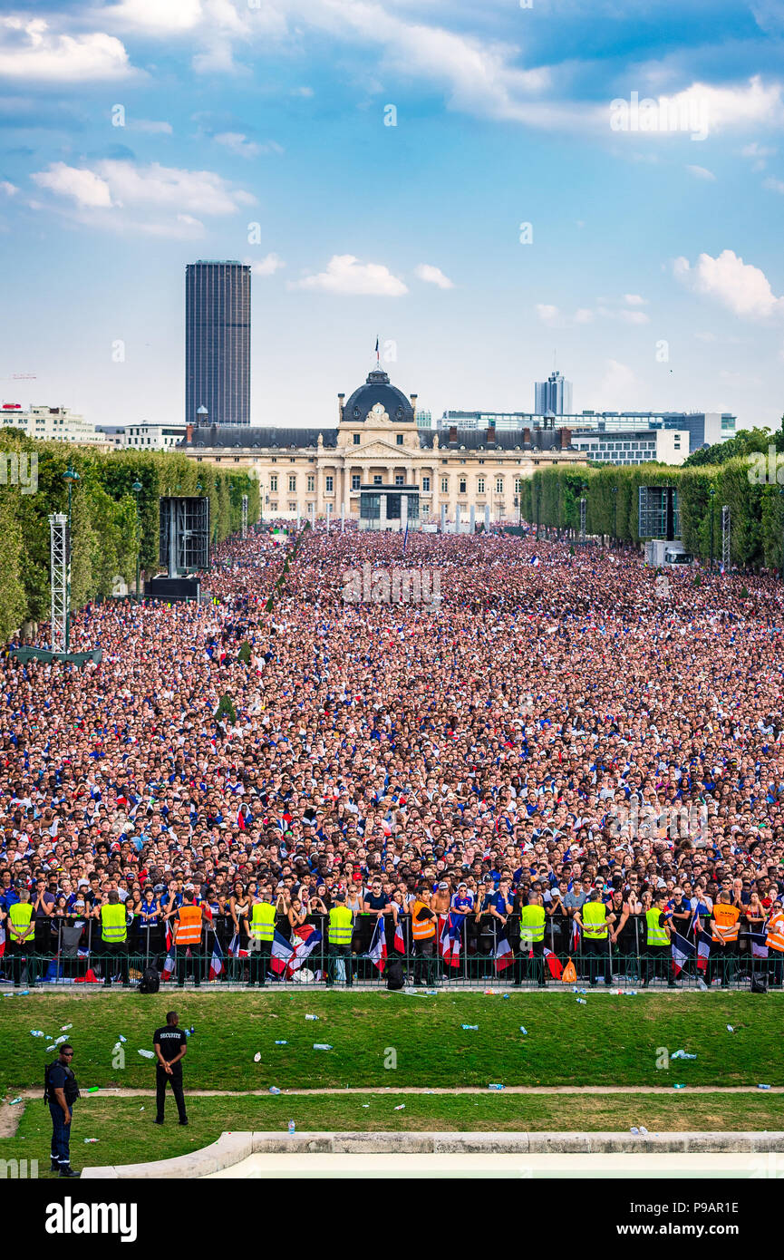 Paris, France. 15th July, 2018. Large crowds turn out in Paris to watch ...