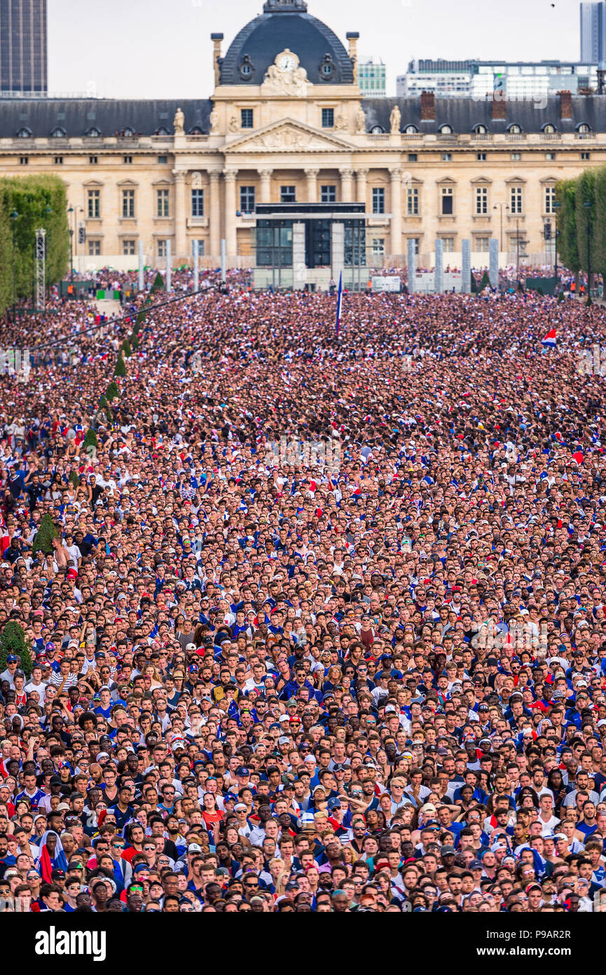 Paris, France. 15th July, 2018. Large crowds turn out in Paris to watch ...