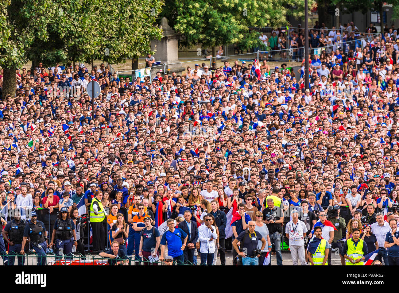 Paris, France. 15th July, 2018. Large crowds turn out in Paris to watch ...