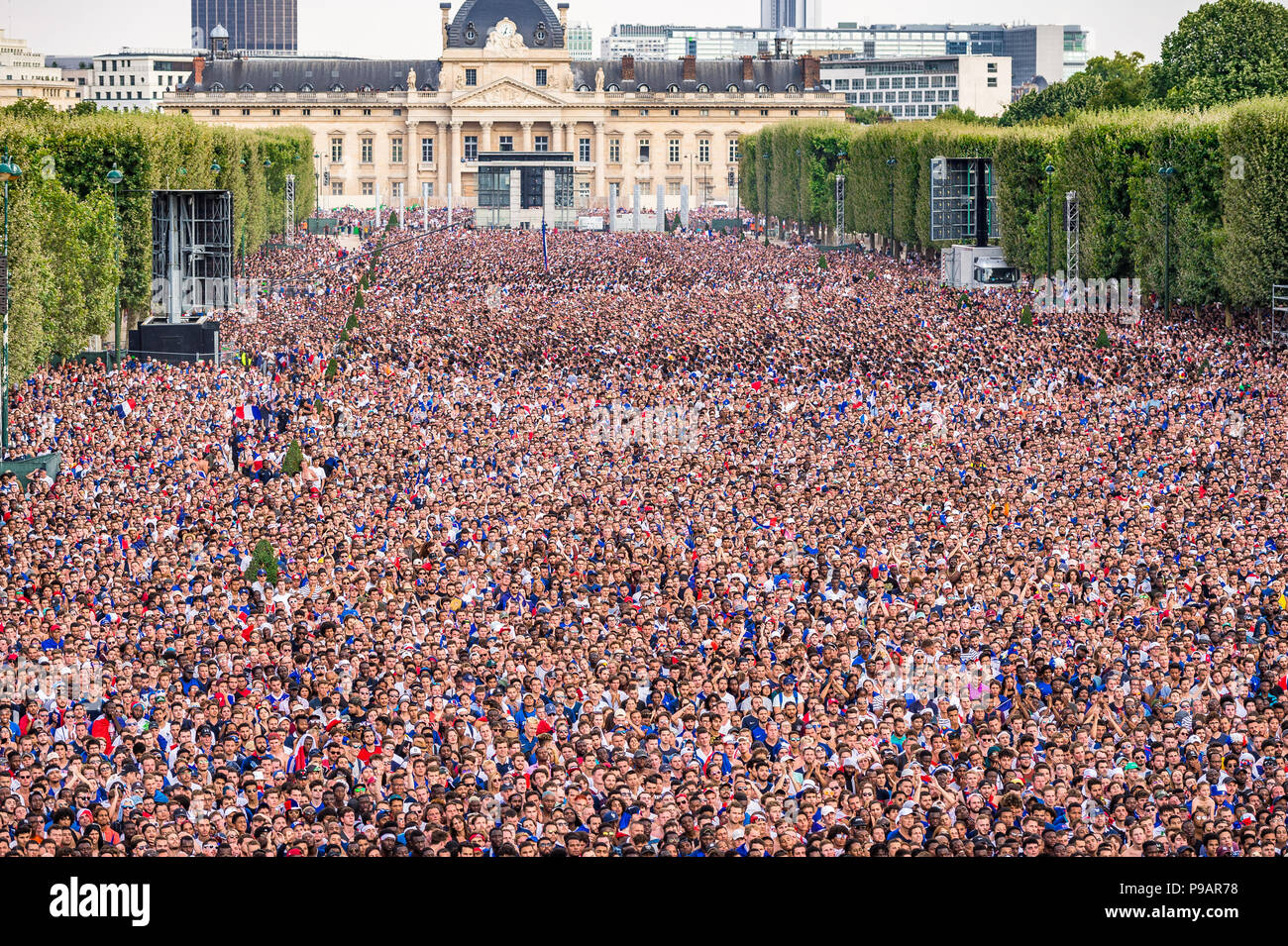 Paris, France. 15th July, 2018. Large crowds turn out in Paris to watch ...