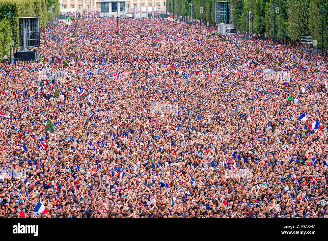 Paris, France. 15th July, 2018. Large crowds turn out in Paris to watch ...
