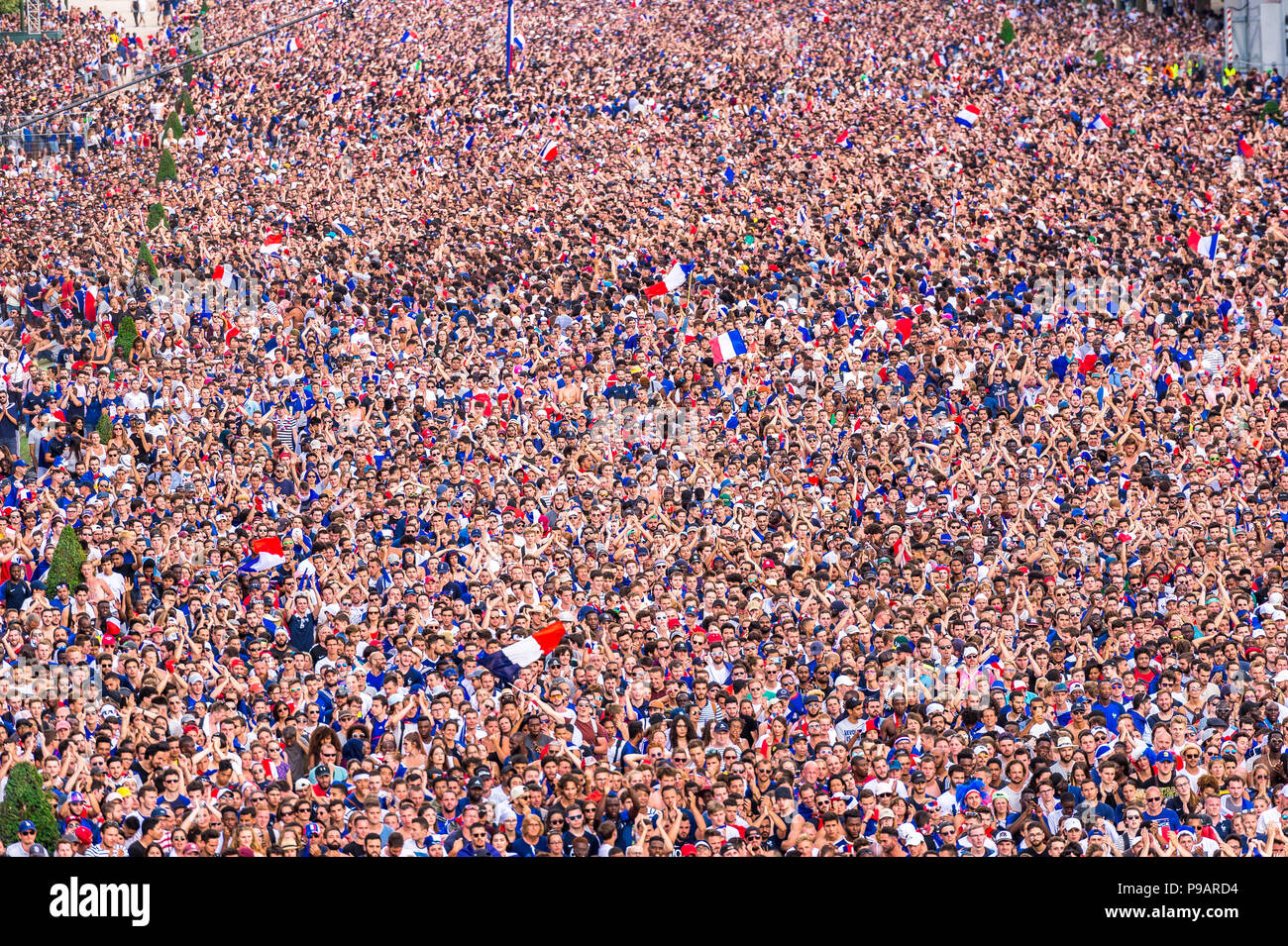 Paris, France. 15th July, 2018. Large crowds turn out in Paris to watch ...