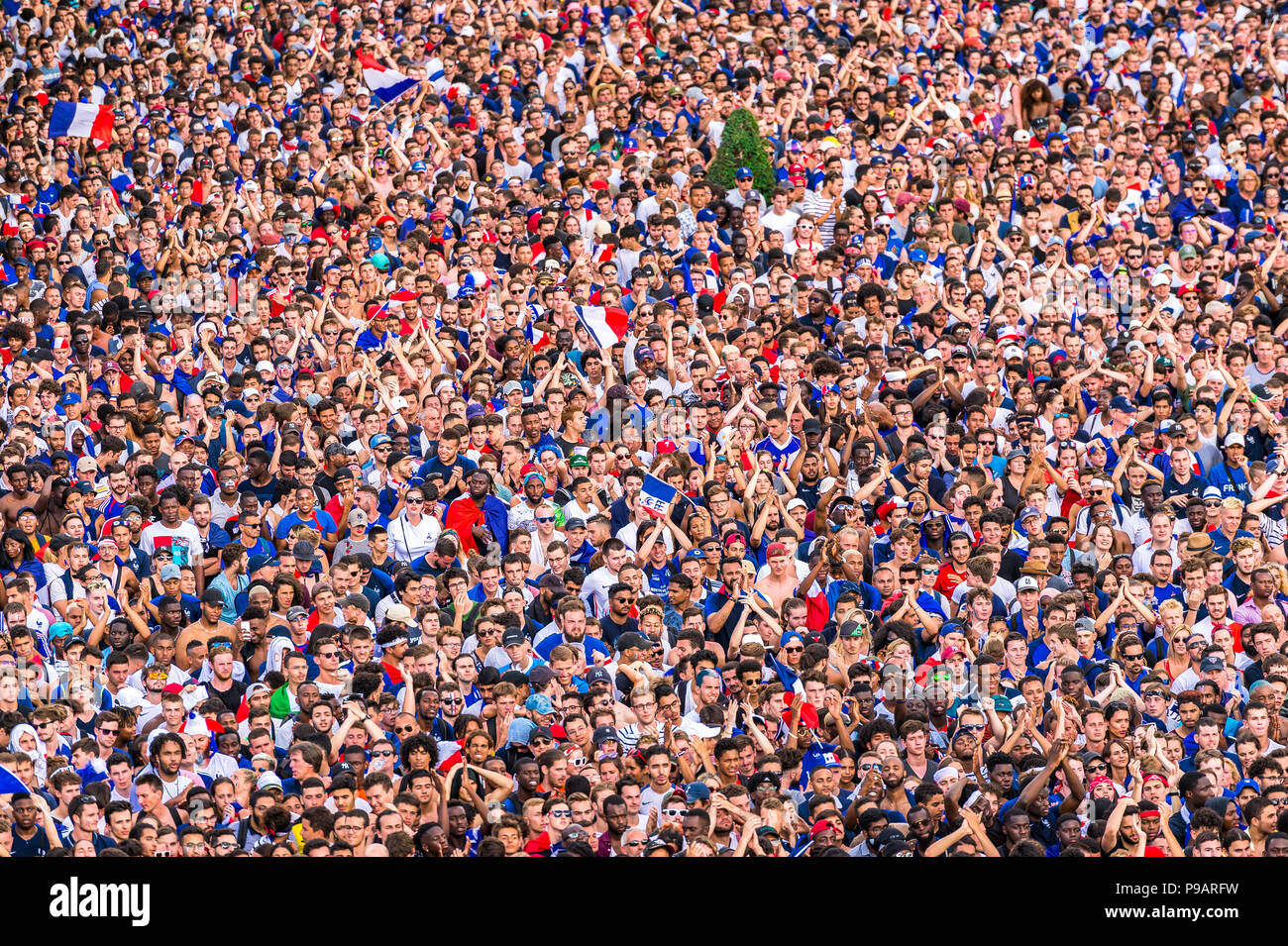 Paris, France. 15th July, 2018. Large crowds turn out in Paris to watch ...
