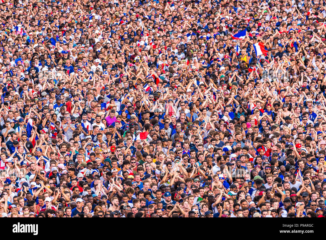 Paris, France. 15th July, 2018. Large crowds turn out in Paris to watch ...