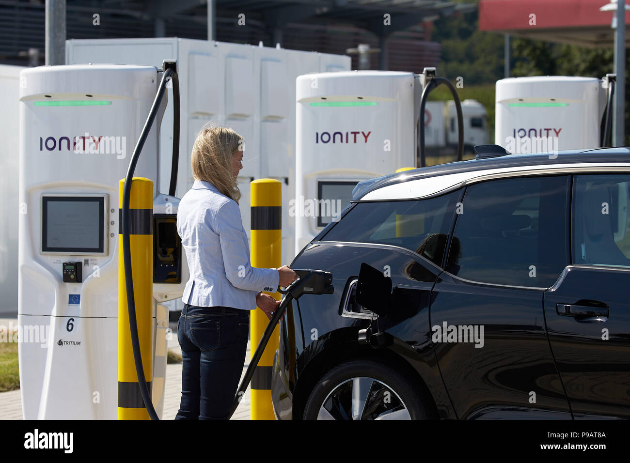 Brohltal, Germany. 28th June, 2018. A driver charging her electric car ...