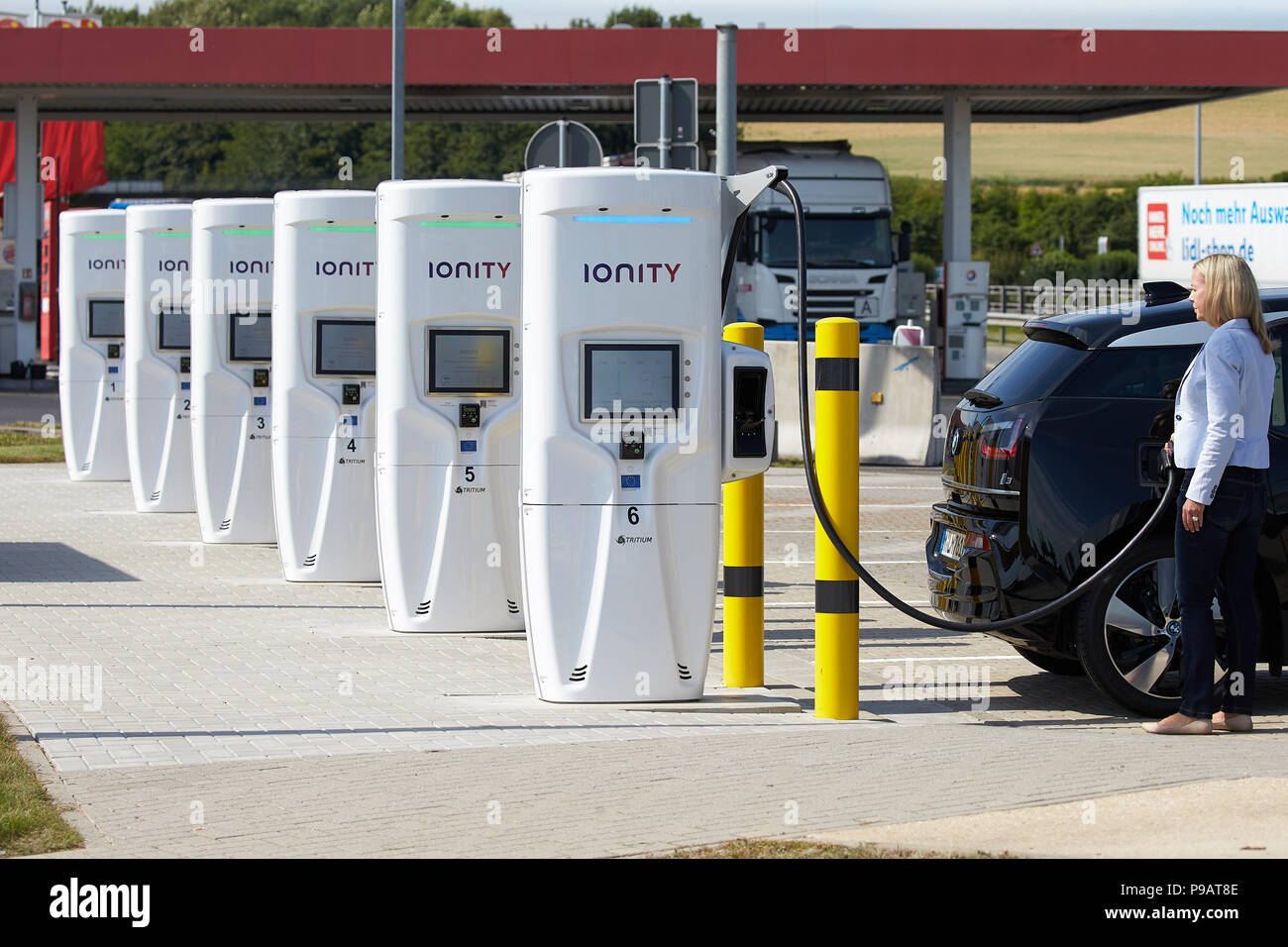 Brohltal, Germany. 28th June, 2018. A driver charging her electric car ...